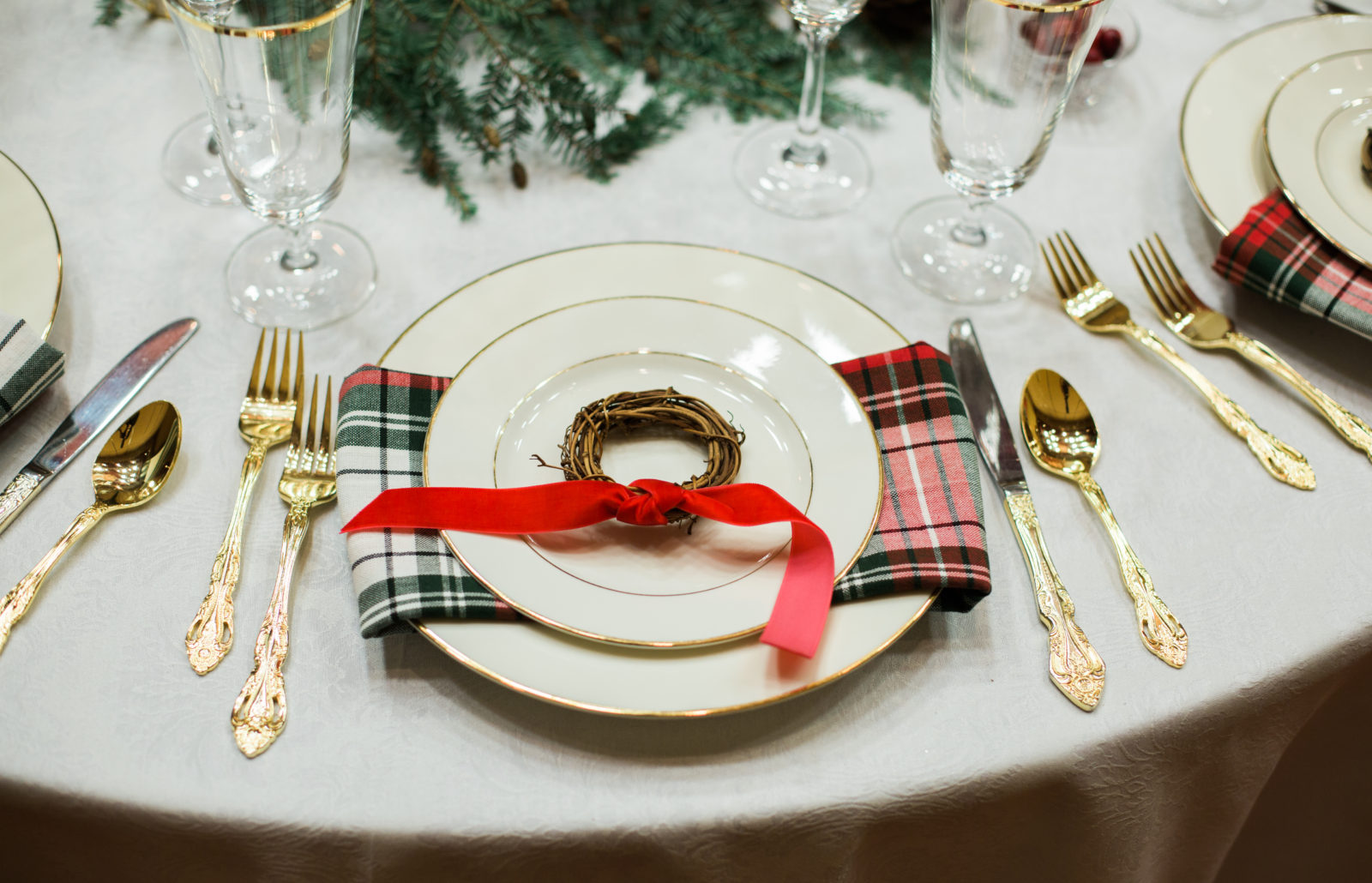 Six Ways to Style your Holiday Table | Modern Vintage Events
